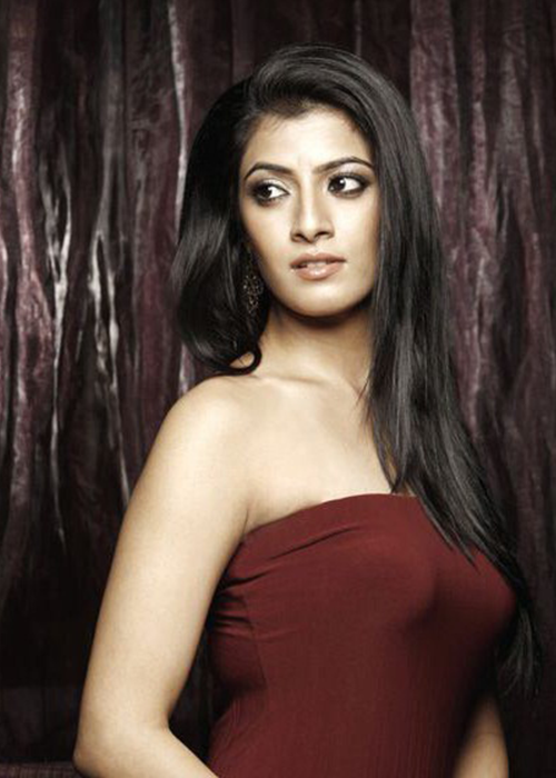 Varalaxmi Sarathkumar Height, Wiki, Biography, Biodata, DOB, Age ...