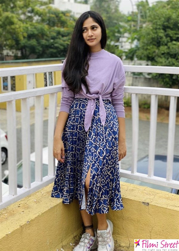 Losliya images, new photos, latest stills on instagram