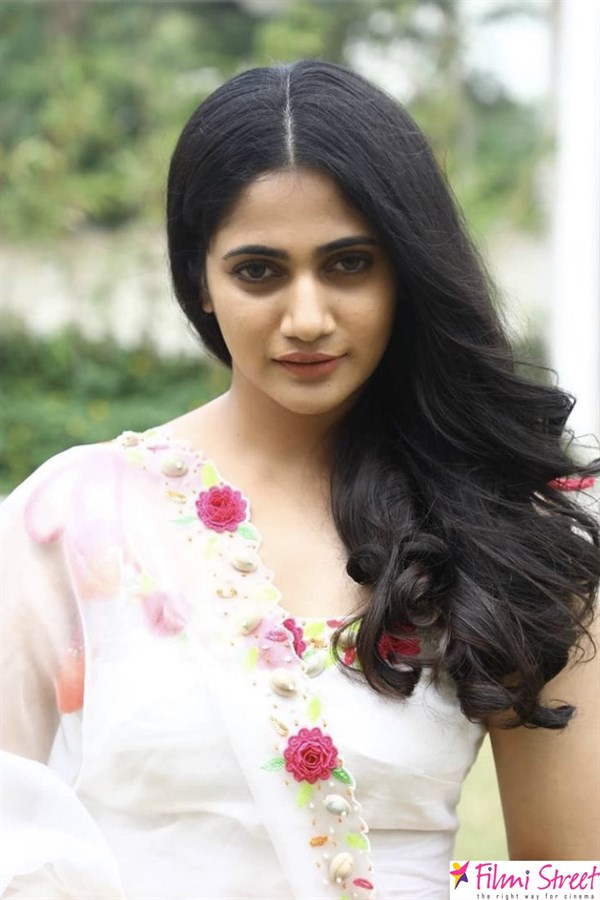 Losliya images, new photos, latest stills on instagram